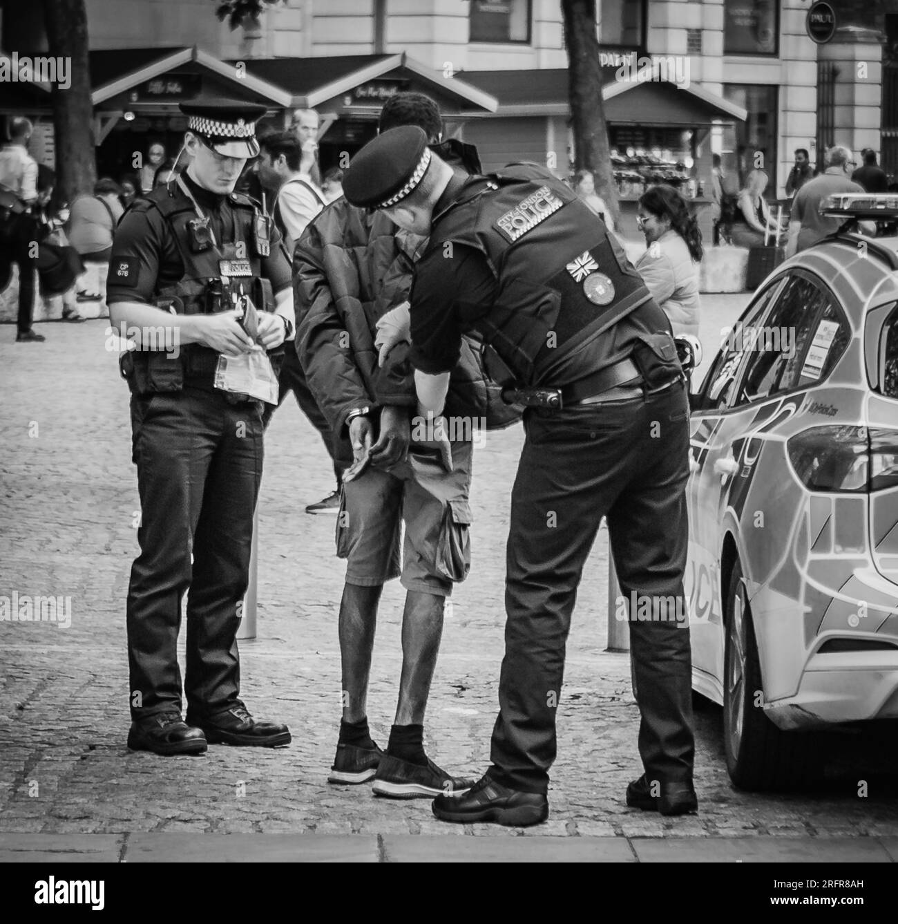 Met police search Schwarzweiß-Stockfotos und -bilder - Alamy