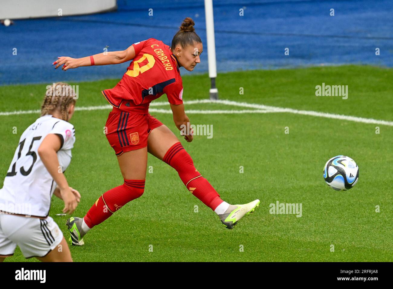 Carla Camacho (9) aus Spanien, das bei einem Fußballspiel zwischen ...