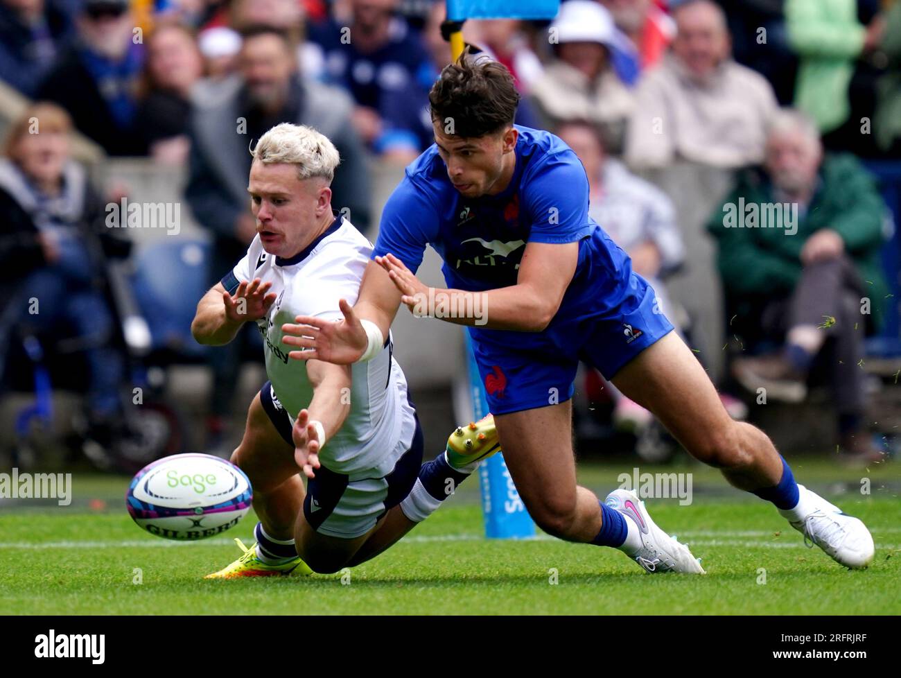 Schottlands Darcy Graham (links) erzielt beim Spiel der Summer Nations ...