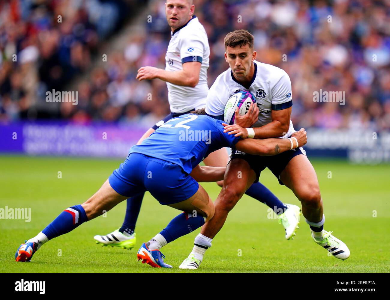 Der schottische Cameron Redpath (rechts) wird während des Spiels der ...