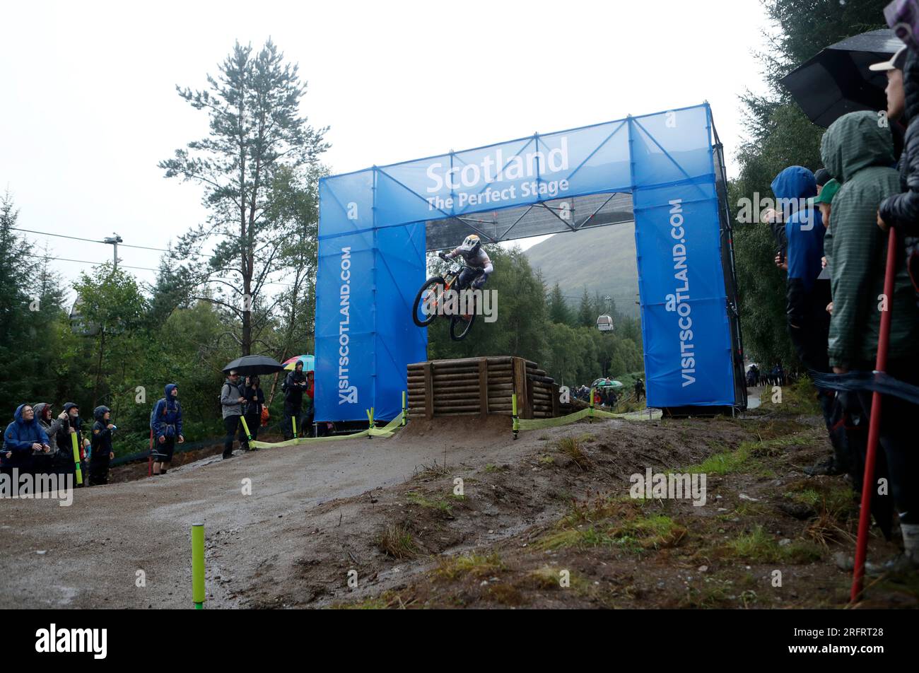 Charlie Hatton aus Großbritannien in Aktion beim Downhill Mountain Bike ...