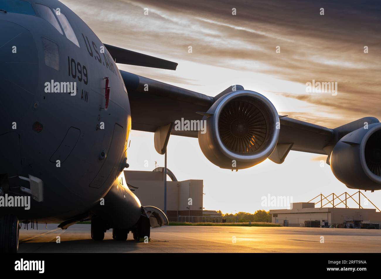 Die Sonne geht auf einem C-17 Globemaster III auf, der dem 911 ...