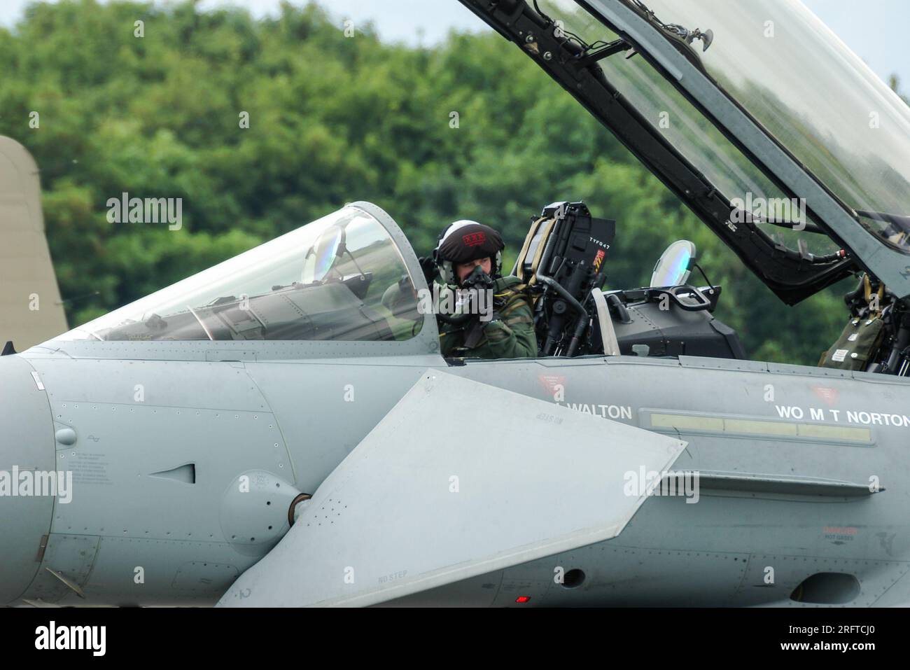Kampfpilot. Royal Air Force, RAF, Eurofighter Typhoon Pilot im Cockpit ...