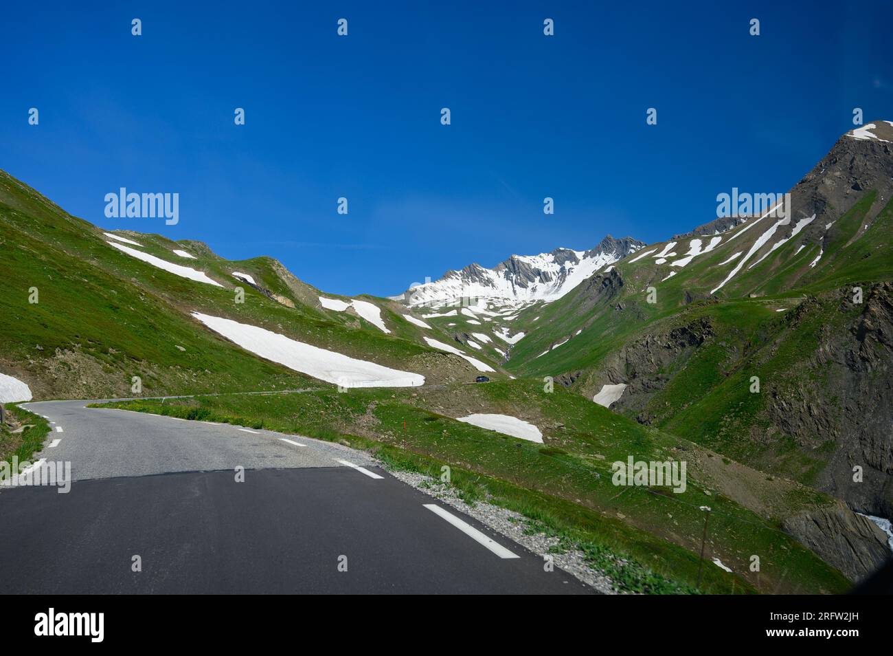 Schmale Gebirgsstraße von Col de Lautaret zum Col du Calibier, Berge ...