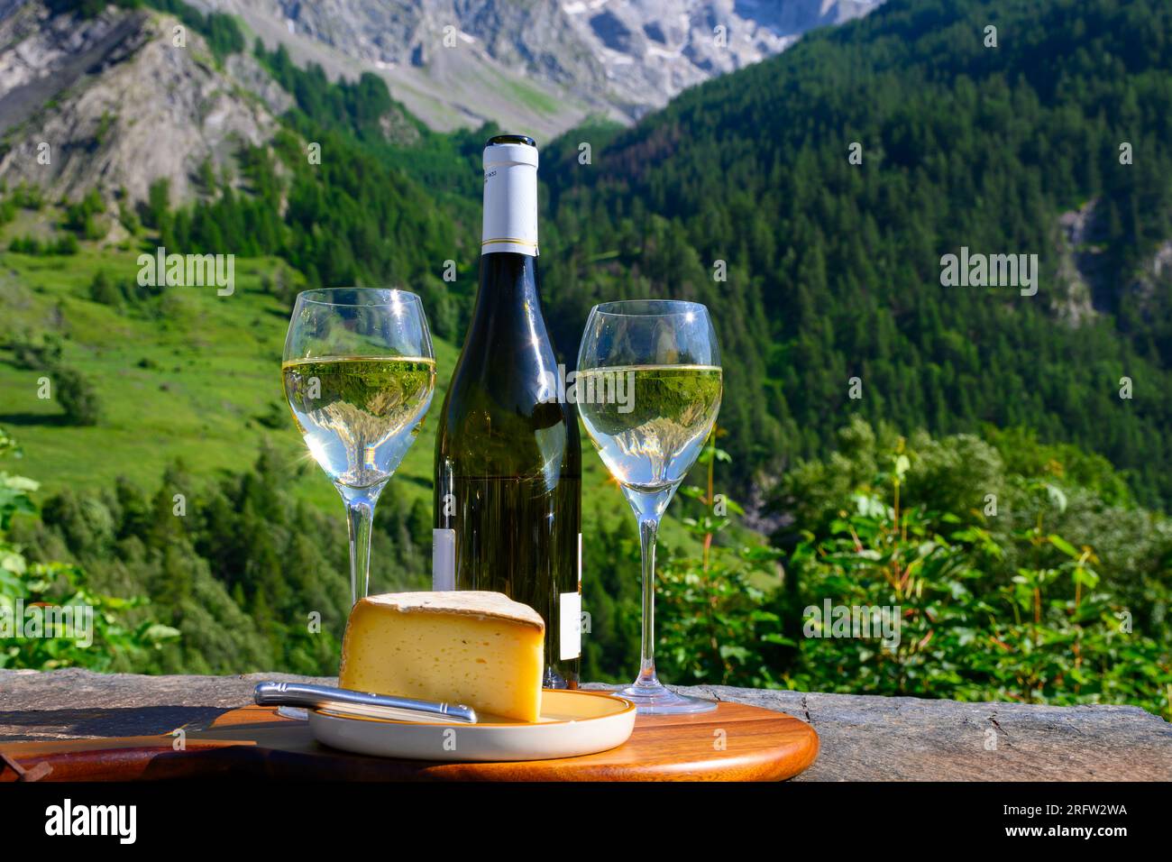 Käse und Wein, Gläser trockener weißer Roussette de Savoie und Vin de ...