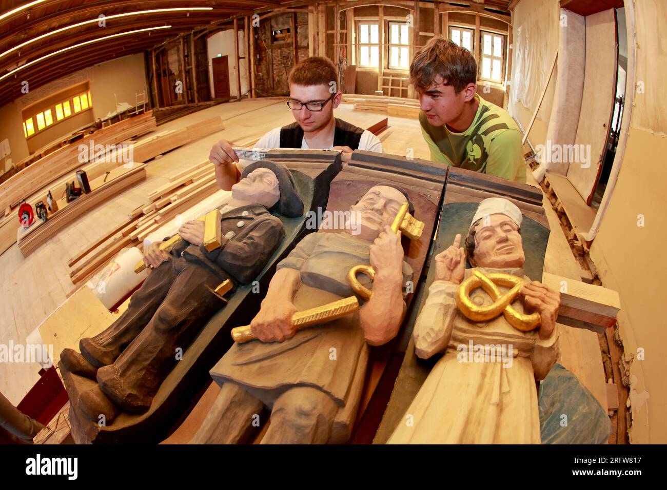 Wernigerode, Deutschland. 01. Aug. 2023. Zimmermann Nils Schmolke (l ...