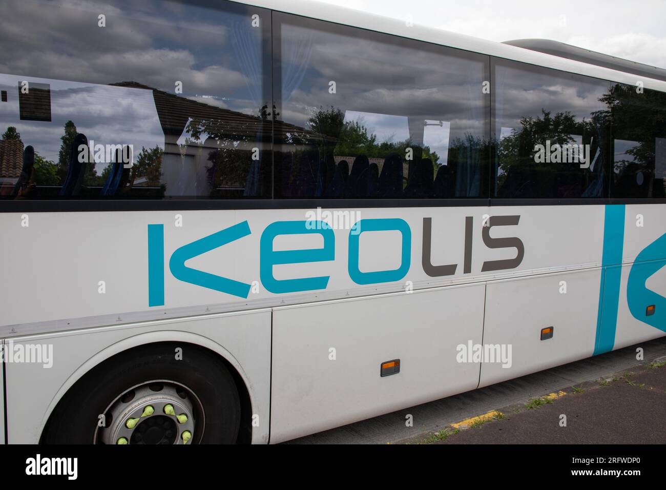 Lyon , Frankreich - 08 01 2023 : Logo der französischen Verkehrsgruppe Keolis und Hinweisschild ...