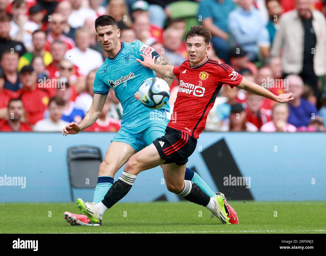 Oihan Sancet (links) des Athletic Bilbao und Daniel Gore von Manchester ...
