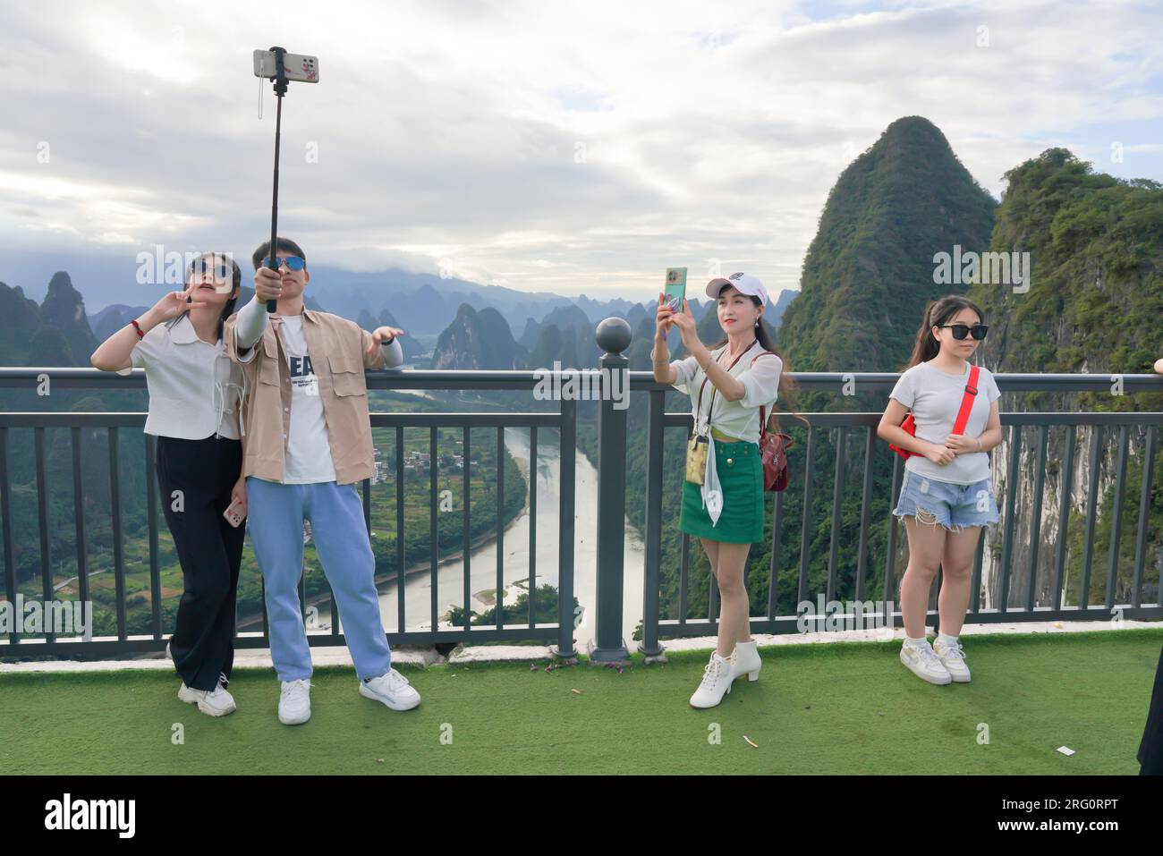 Yangshuo, China. 07. Aug. 2023. GUILIN, CHINA - 6. AUGUST 2023 - Touristen machen Selfies am ...