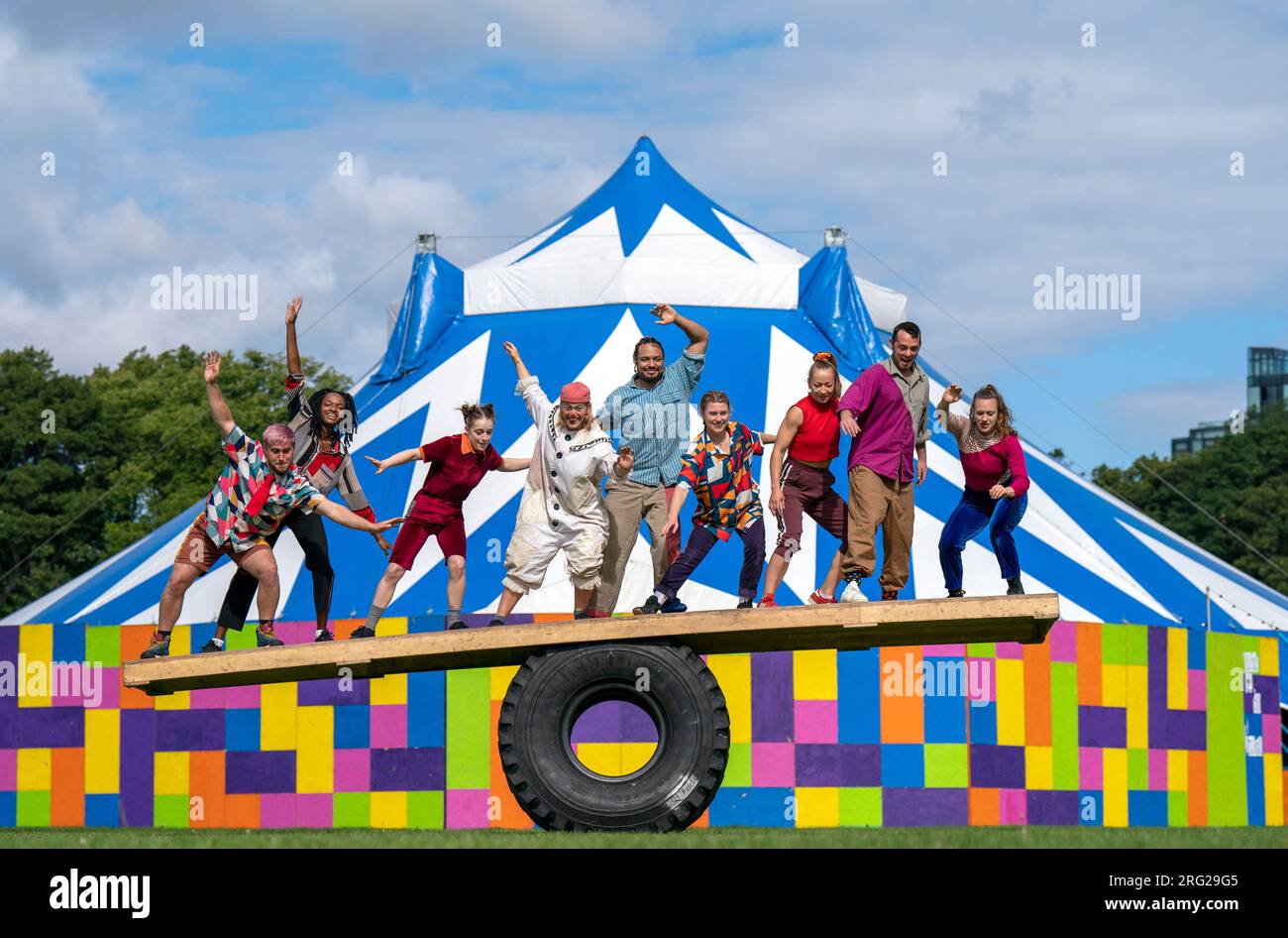 Der Revel Puck Circus führt einen Teil des Edinburgh Festival Fringe ...