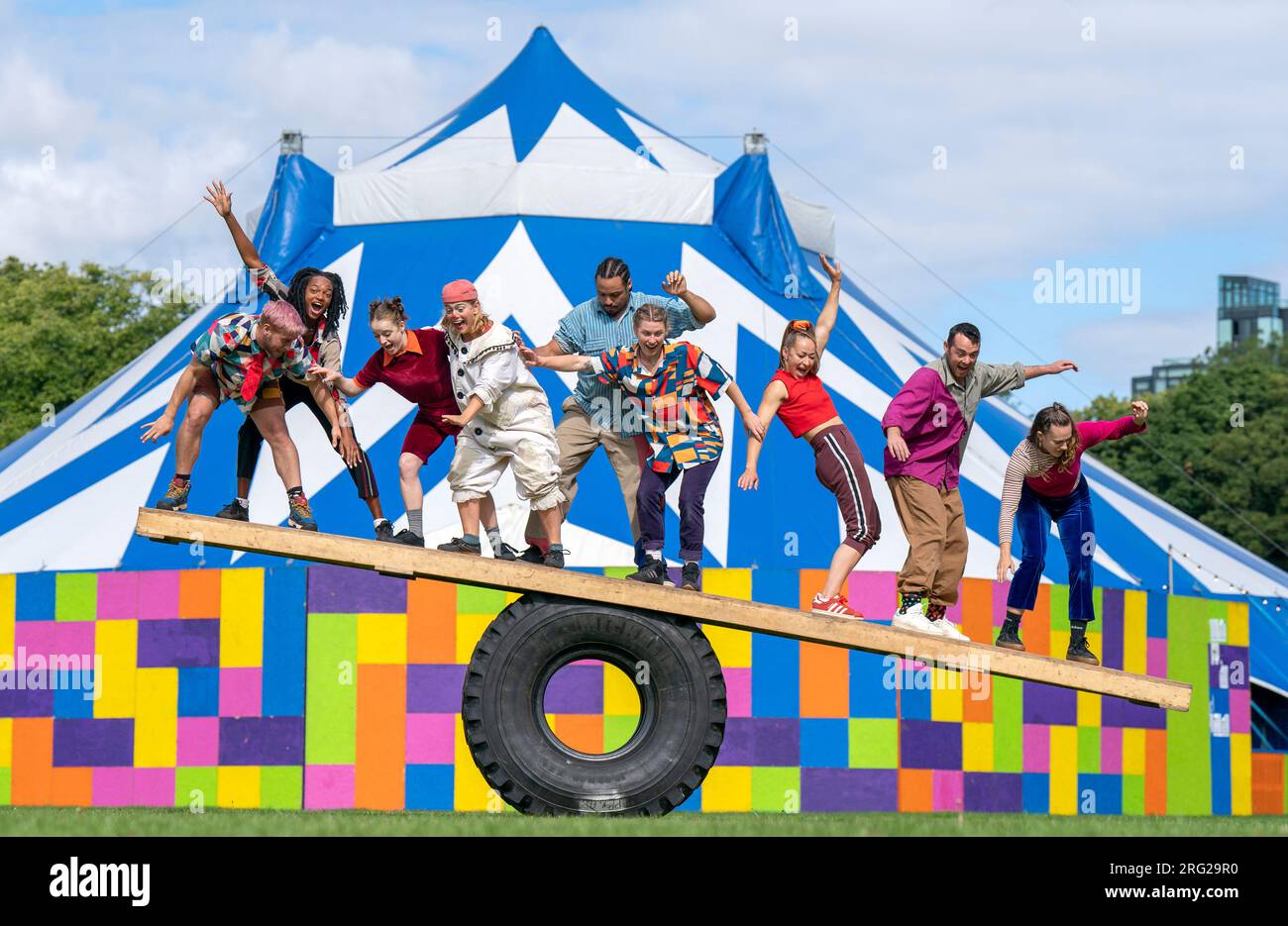Der Revel Puck Circus führt einen Teil des Edinburgh Festival Fringe ...