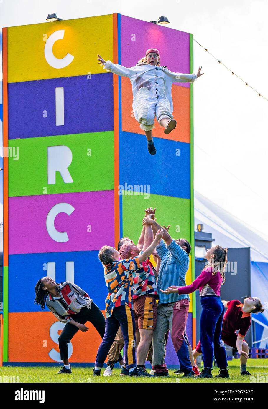 Der Revel Puck Circus führt einen Teil des Edinburgh Festival Fringe ...