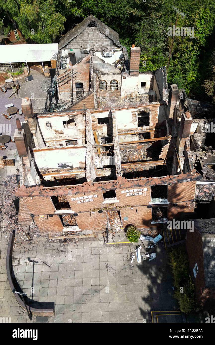 Die verbrannten Überreste des Crooked House Pub bei Dudley. Ein Feuer ...