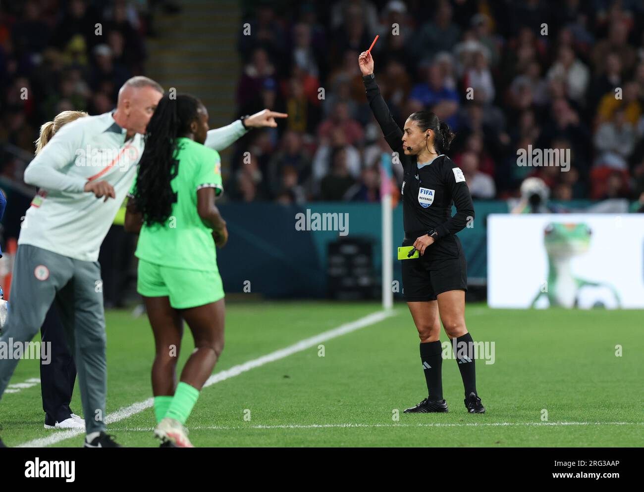 Brisbane, Australien. 7. Aug. 2023. Schiedsrichter Melissa Borjas (R) gibt Lauren James in ...