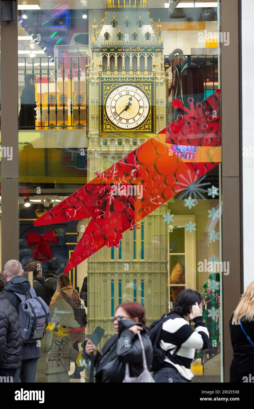 Am Neujahrstag gehen die Menschen an einem Modell des Elizabeth Tower ...