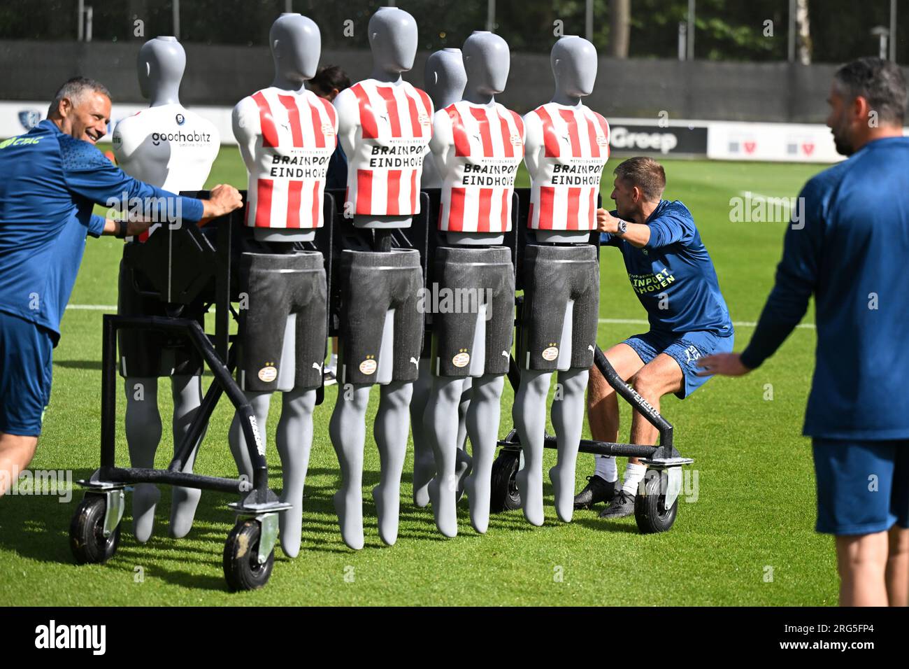 EINDHOVEN - Stijn Schaars und Abe Knoop mit der beweglichen Wand. PSV ...