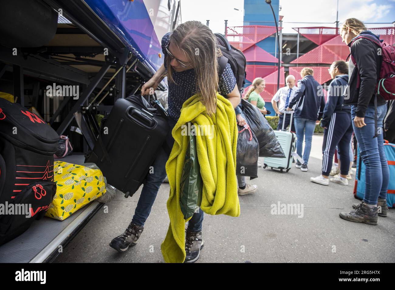 ALMELO: Niederländische Touristen kommen mit dem Bus am Bahnhof Almelo ...