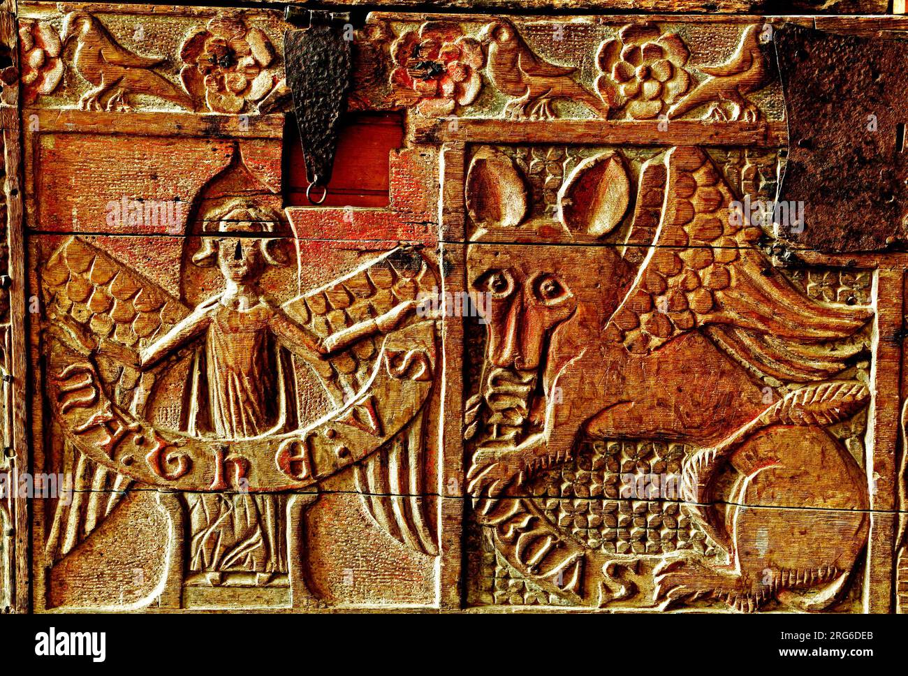 Geschnitzte truhe aus eiche -Fotos und -Bildmaterial in hoher Auflösung ...