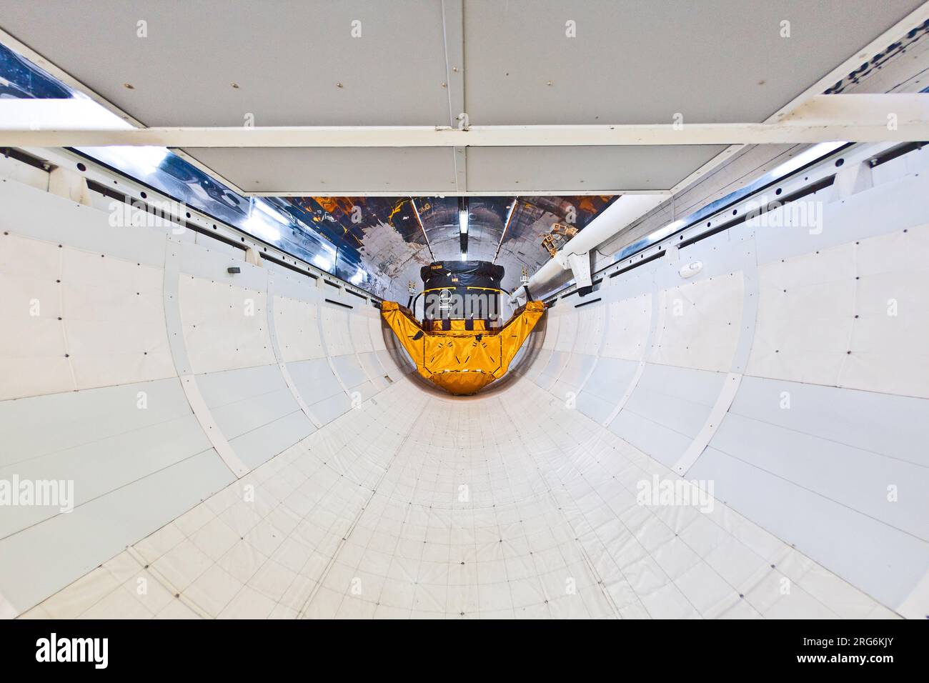 Loading space shuttle cargo bay -Fotos und -Bildmaterial in hoher ...