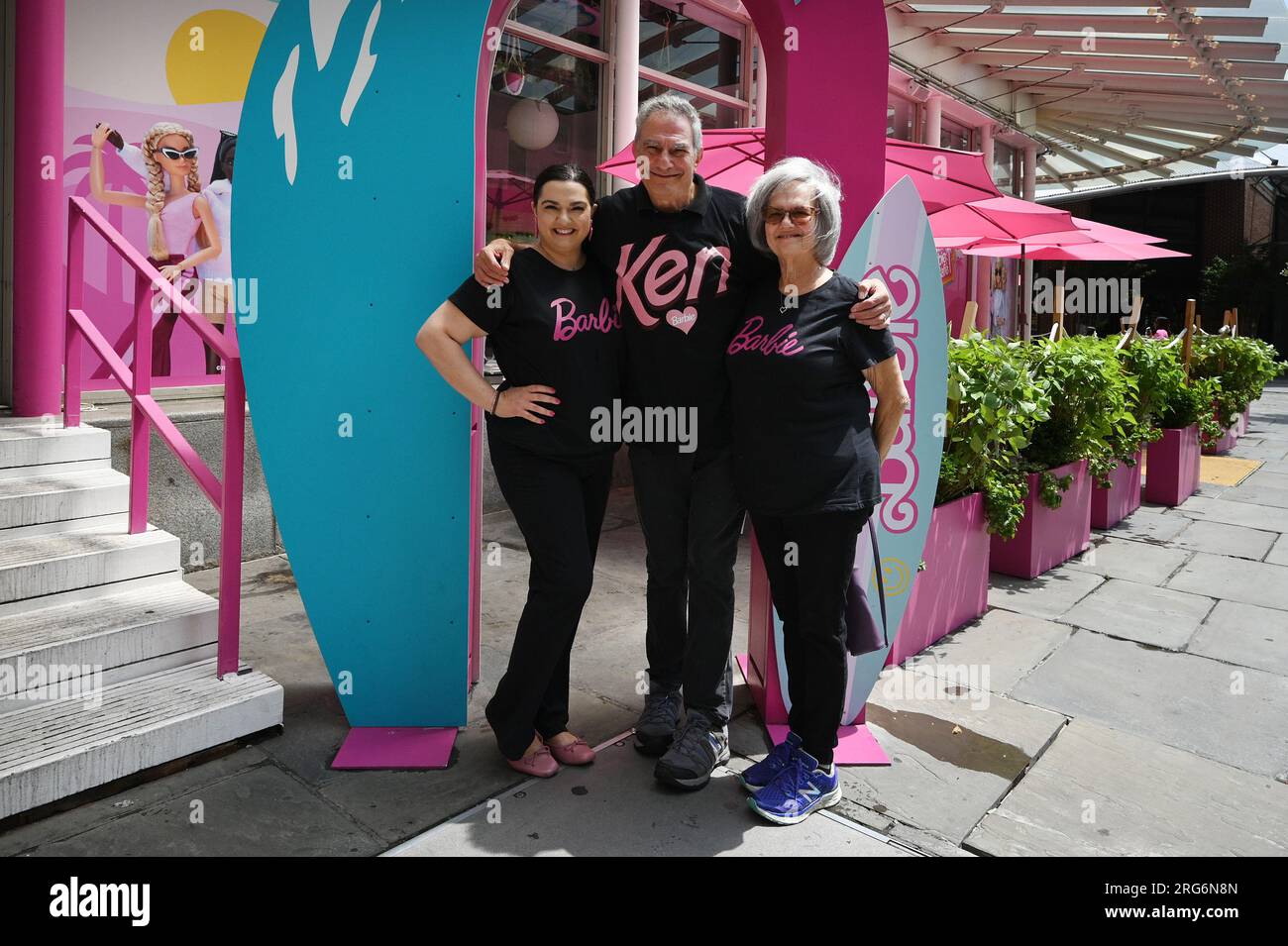 New York, USA. 07. Aug. 2023. Menschen, die Barbie und Ken Hemden ...