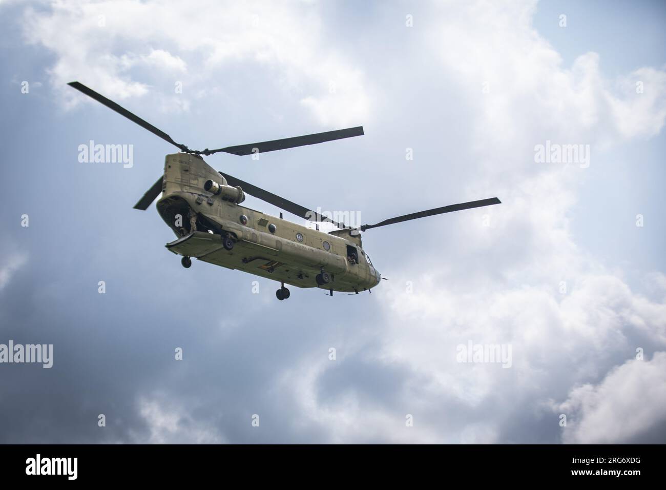 Ein CH-47 Chinook Hubschrauber fliegt in der Glen Rock Drop Zone in ...