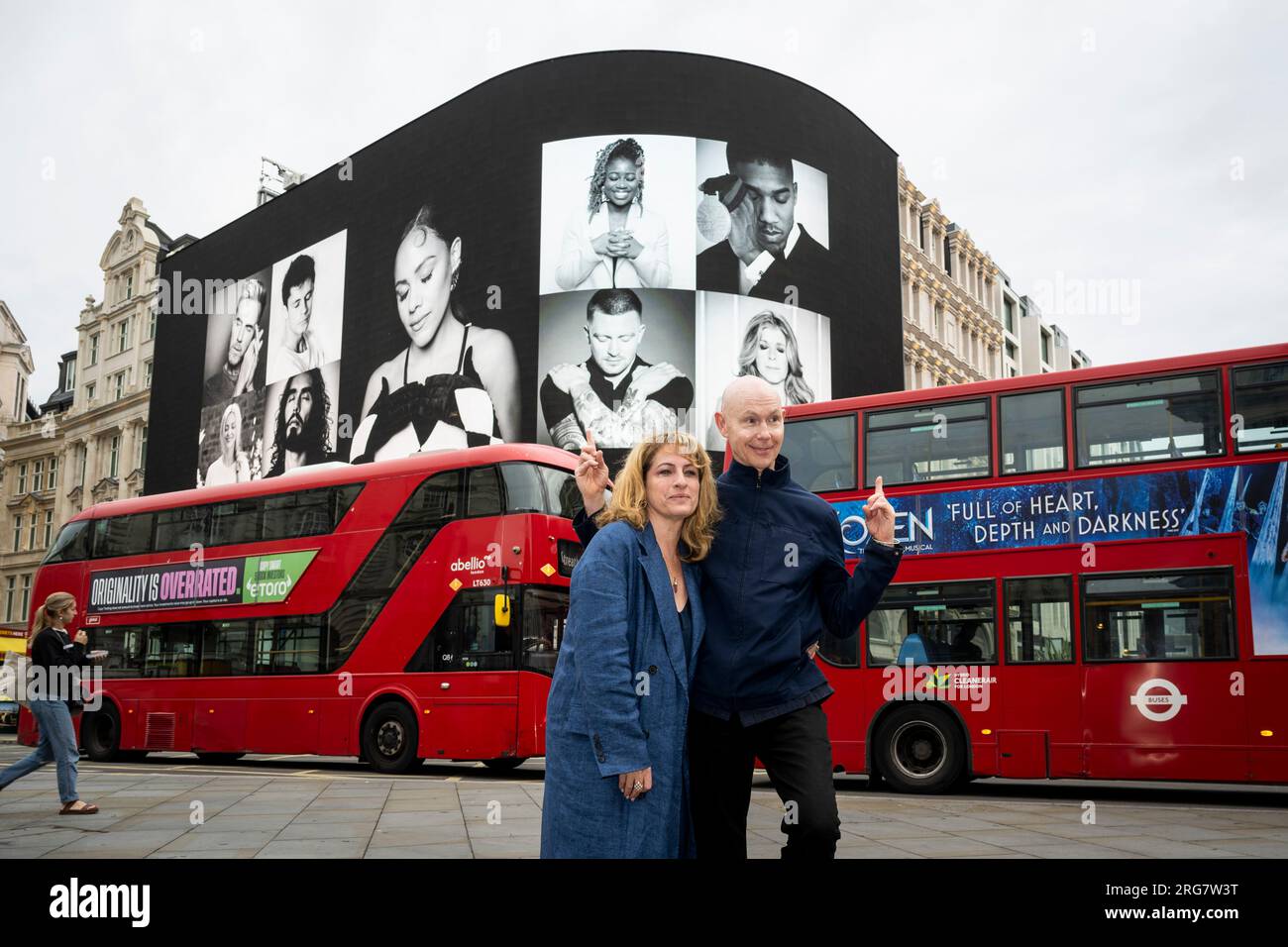 London, Großbritannien. 8. August 2023. (L) Nehmen Sie Einen Moment ...