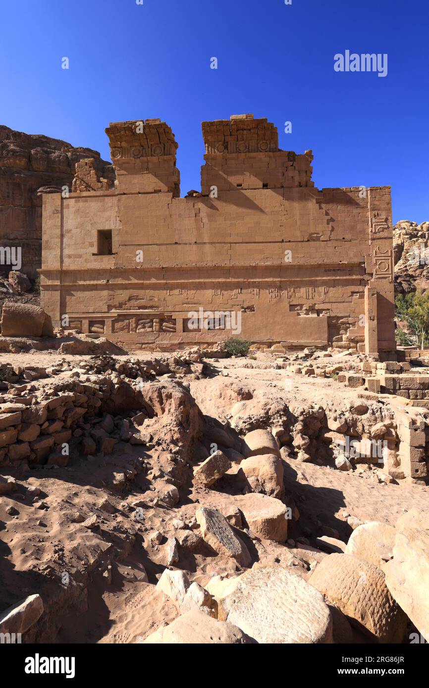 Blick auf Qasr al-Bint Tempel, Petra Stadt, UNESCO-Weltkulturerbe, Wadi ...