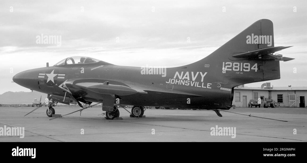 Grumman f9f cougar Schwarzweiß-Stockfotos und -bilder - Alamy