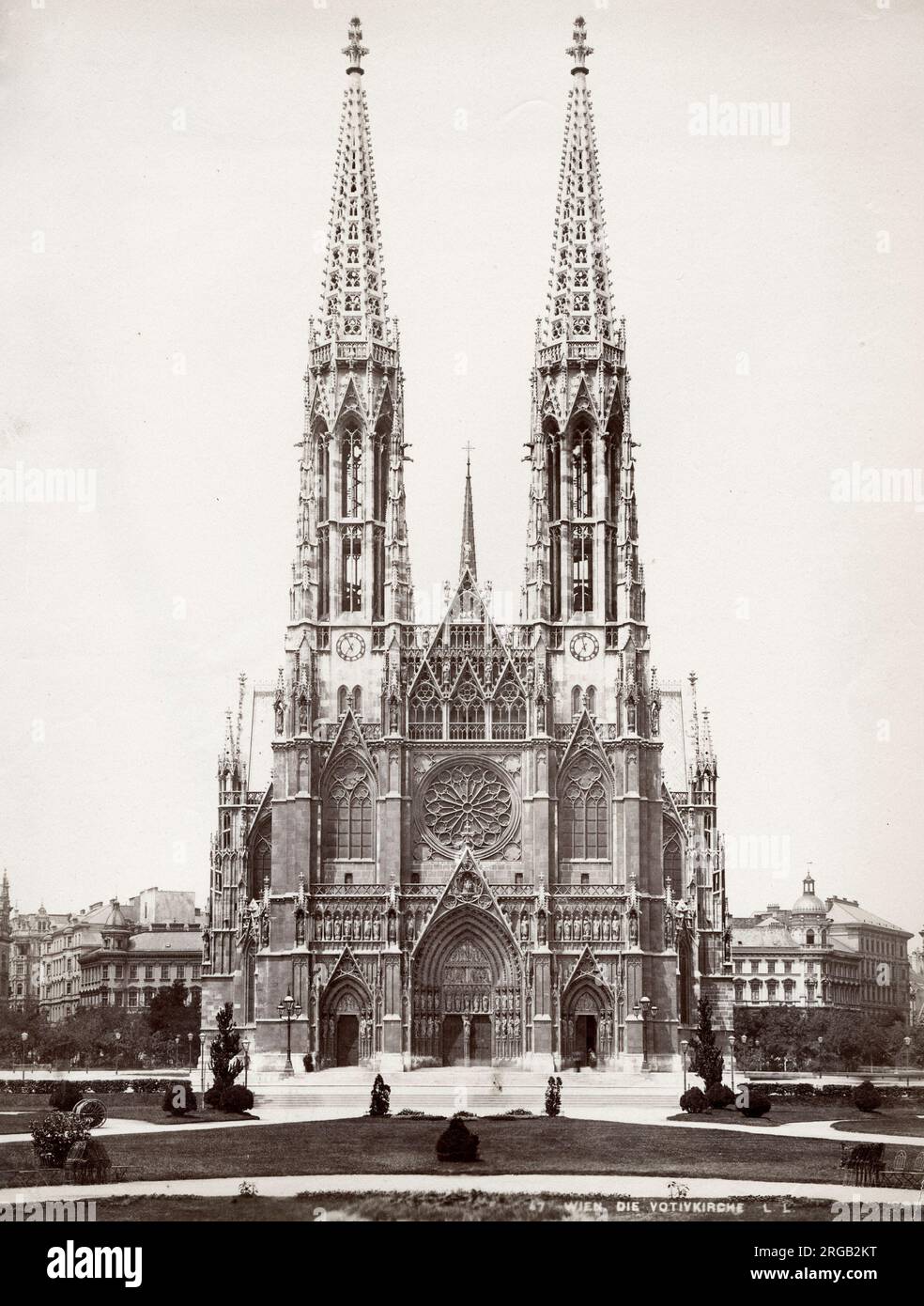 Oldtimer-Foto aus dem 19. Jahrhundert - die Votivkirche ist eine ...