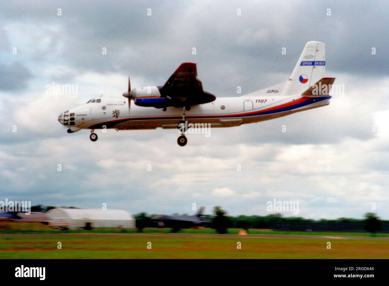 Tschechische Luftwaffe - Antonov an-30B 1107 (msn 1107), vom 344 PzDLt, zugewiesen für Open ...