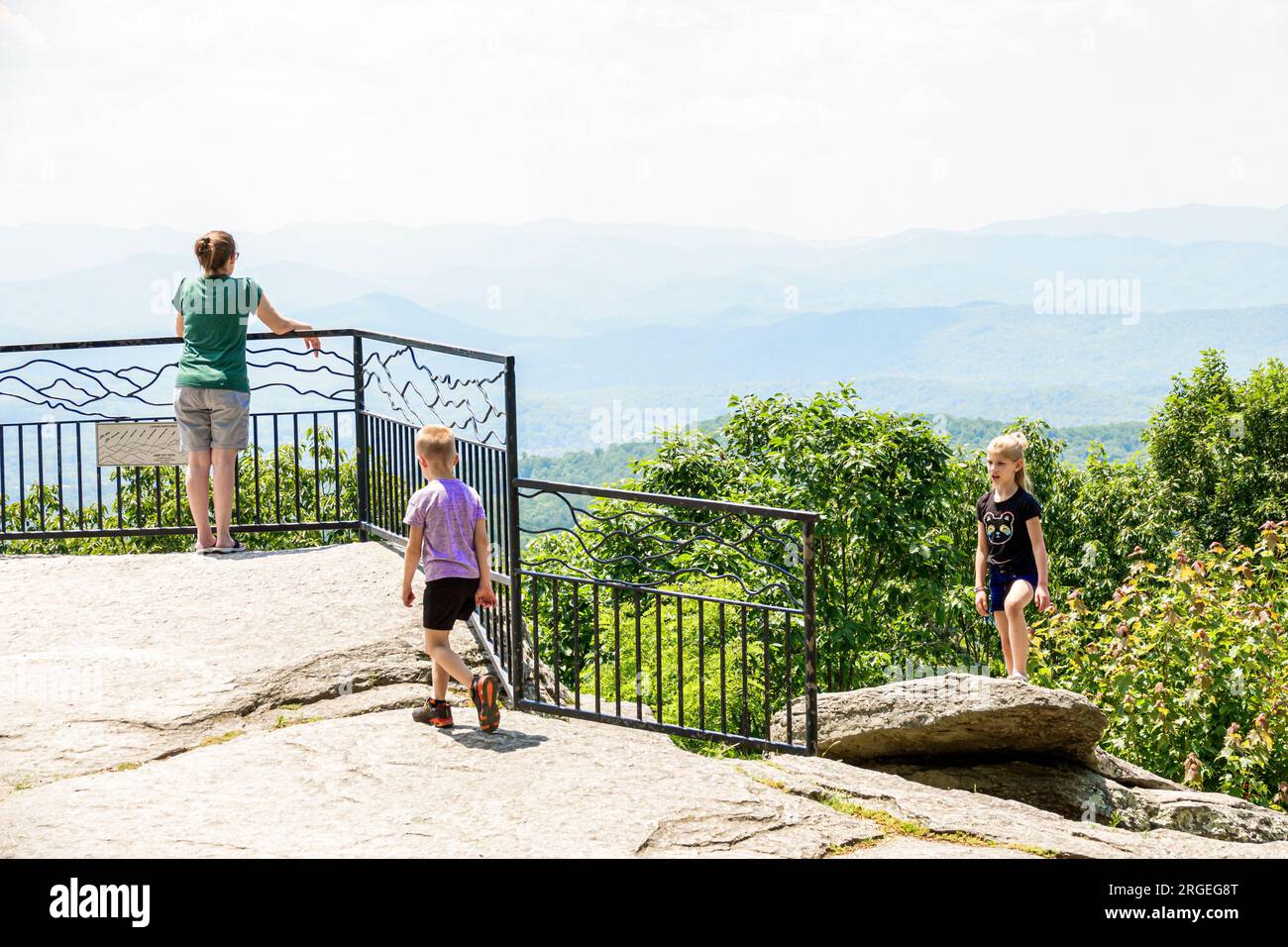 Jump off rock -Fotos und -Bildmaterial in hoher Auflösung – Alamy