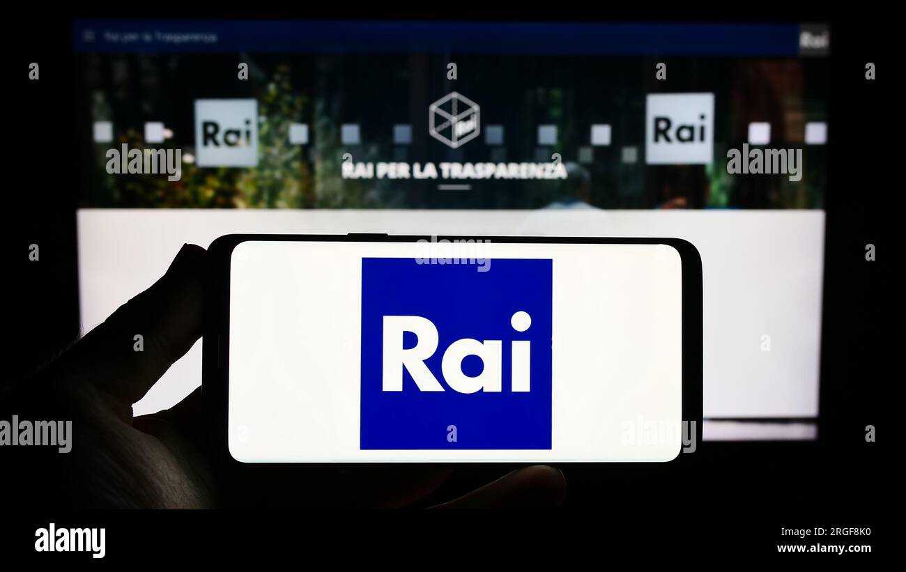 Person, die ein Smartphone mit dem Logo des Unternehmens RAI ...