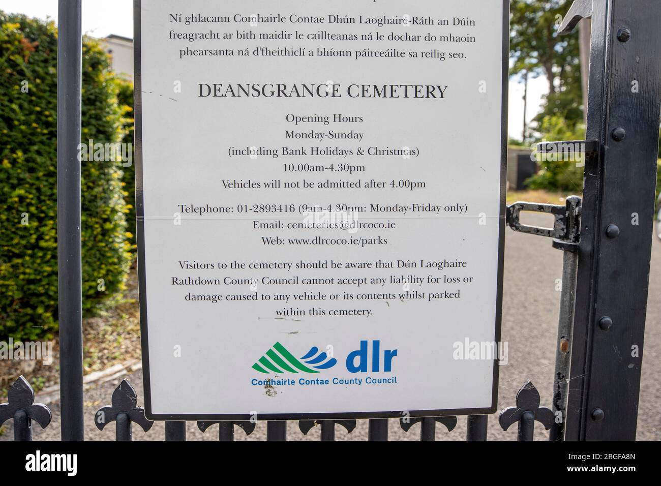 Das Schild zum Deansgrange Cemetery in Dublin, wo Sinead O'Connor ...