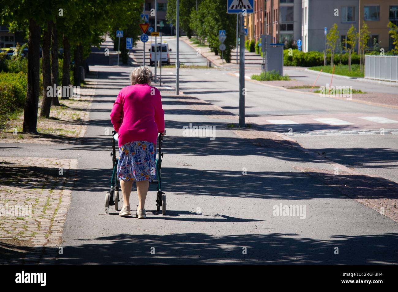 Gehen mit rollator -Fotos und -Bildmaterial in hoher Auflösung – Alamy