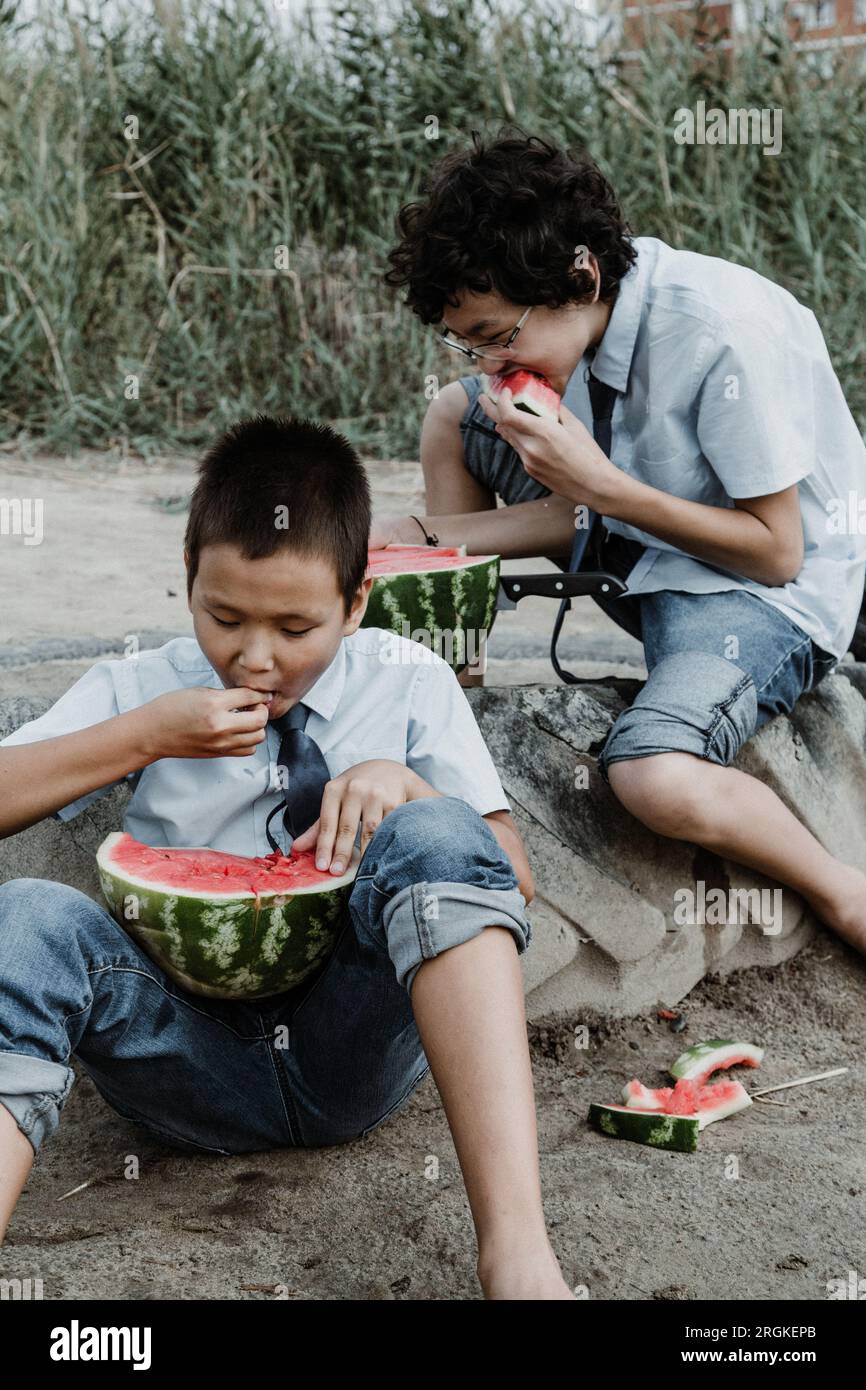 Barfuß junge bauernhof -Fotos und -Bildmaterial in hoher Auflösung ...