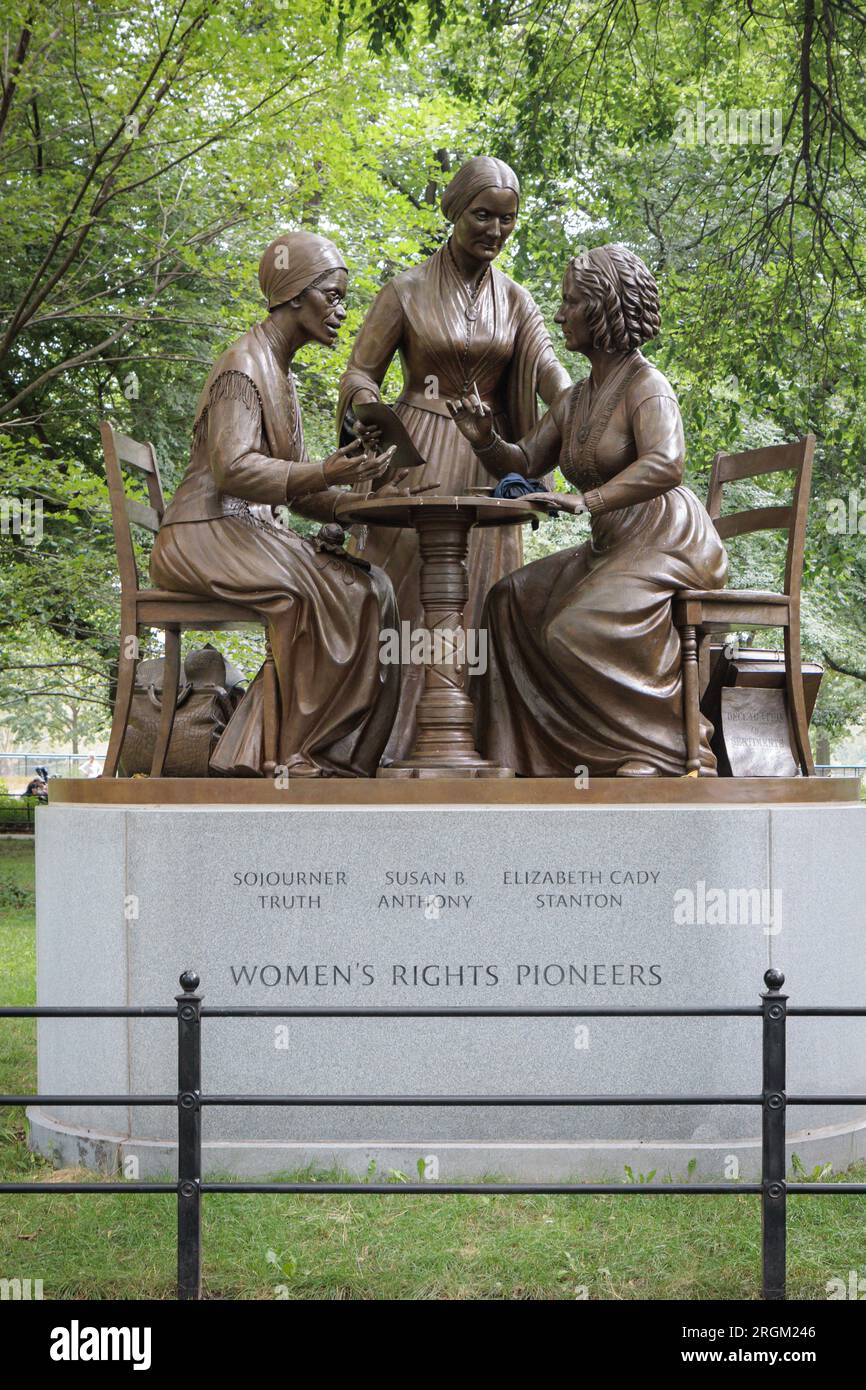 NEW YORK, USA – 7. AUGUST 2023: Skulptur des Women's Rights Pioneers ...
