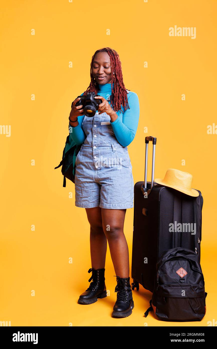 Ein afroamerikanisches Mädchen mit dslr-Kamera, das Fotos von der ... Ein afroamerikanisches Mädchen mit dslr-Kamera, das Fotos von der ...