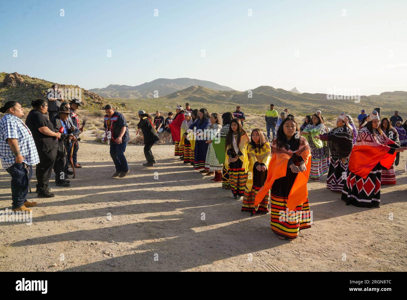Die Ministerin Deb Haaland und die Leiter der Abteilung reisten nach ...