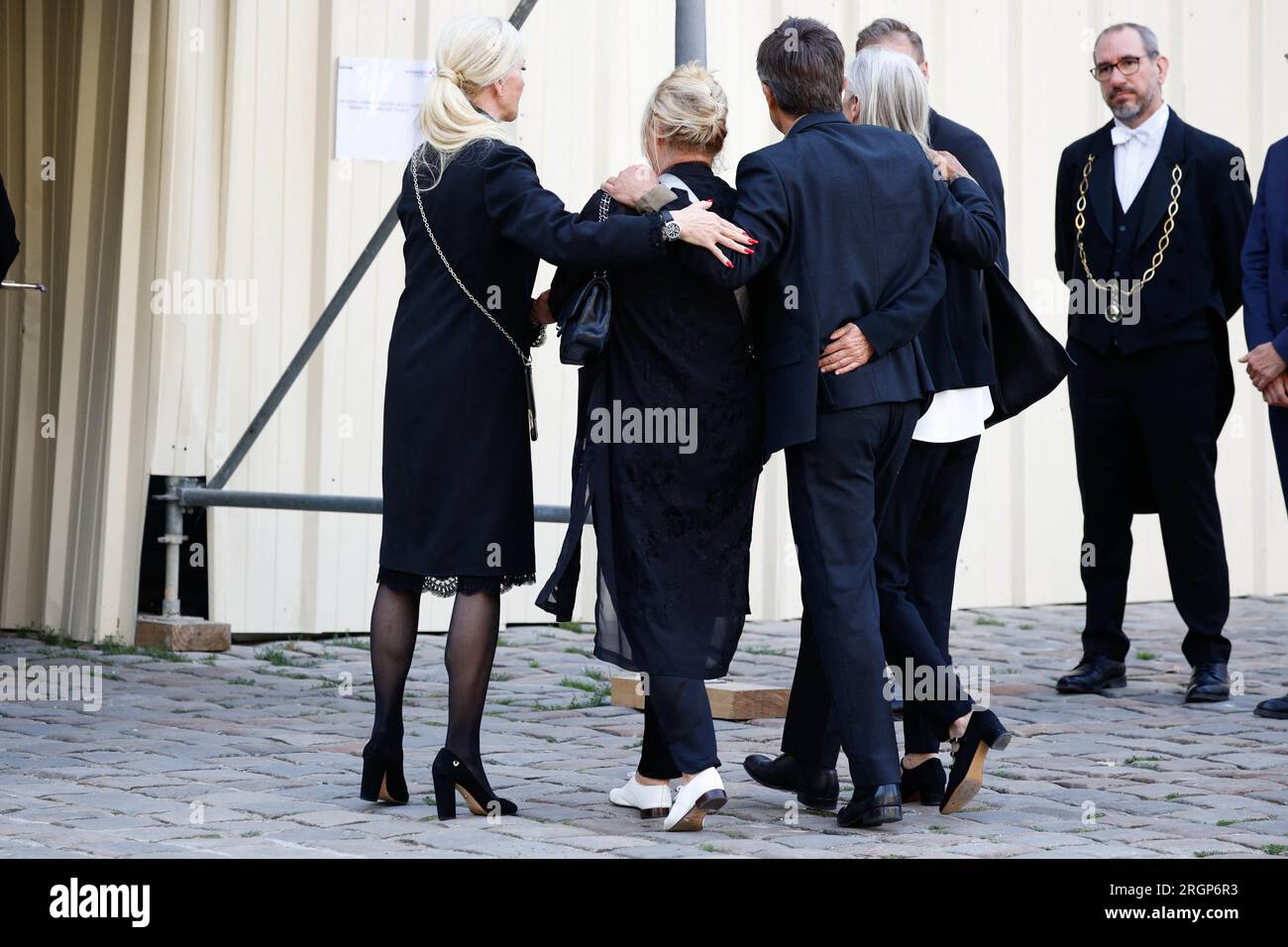 Paris, Frankreich. 11. Aug. 2023. Marina Carrere d'Encausse, Emmanuel ...
