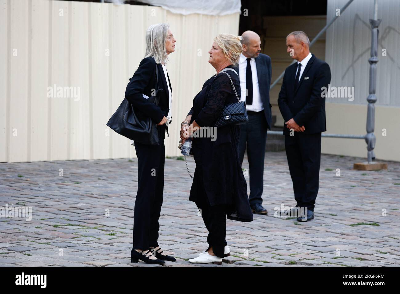 Paris, Frankreich. 11. Aug. 2023. Nathalie Carrere und Marina Carrere d ...