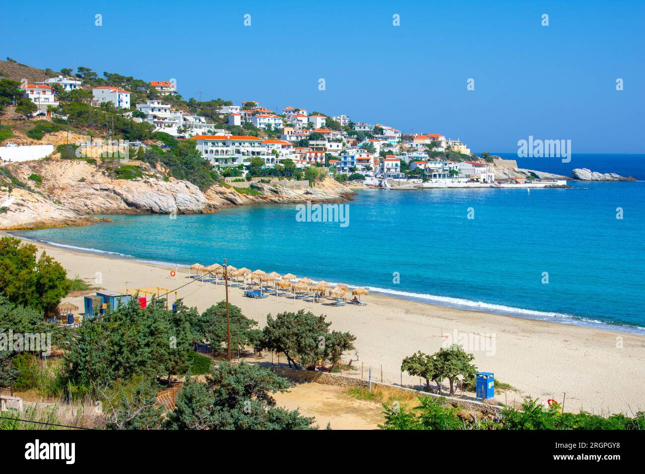 Schönes griechisches Fischerdorf Armenistis an einem ruhigen ...