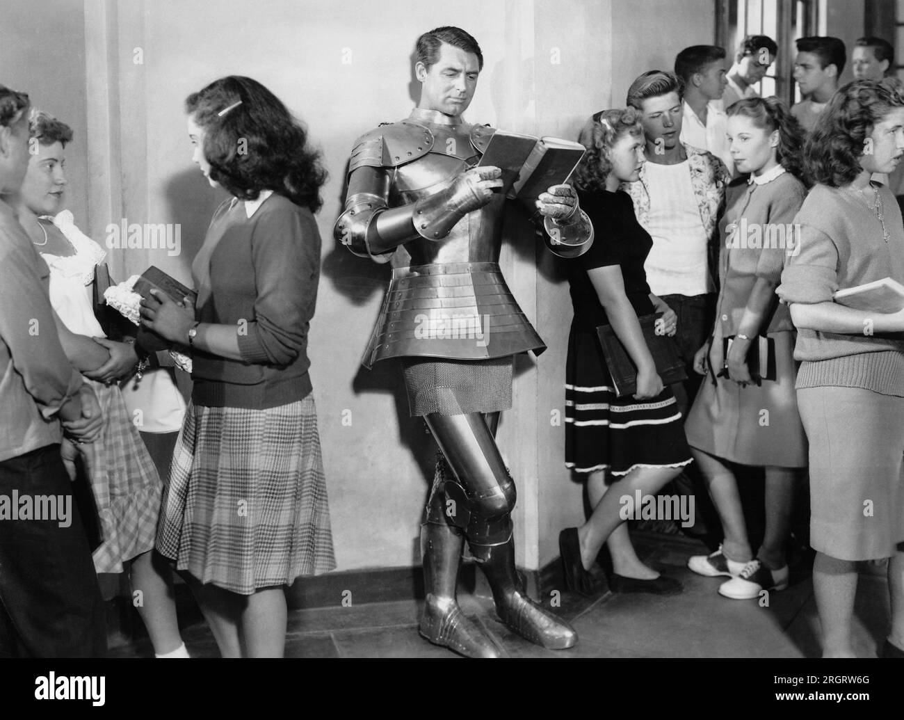 Hollywood, Kalifornien: 1946 Actor Cary Grant als charmanter Ritter in ...