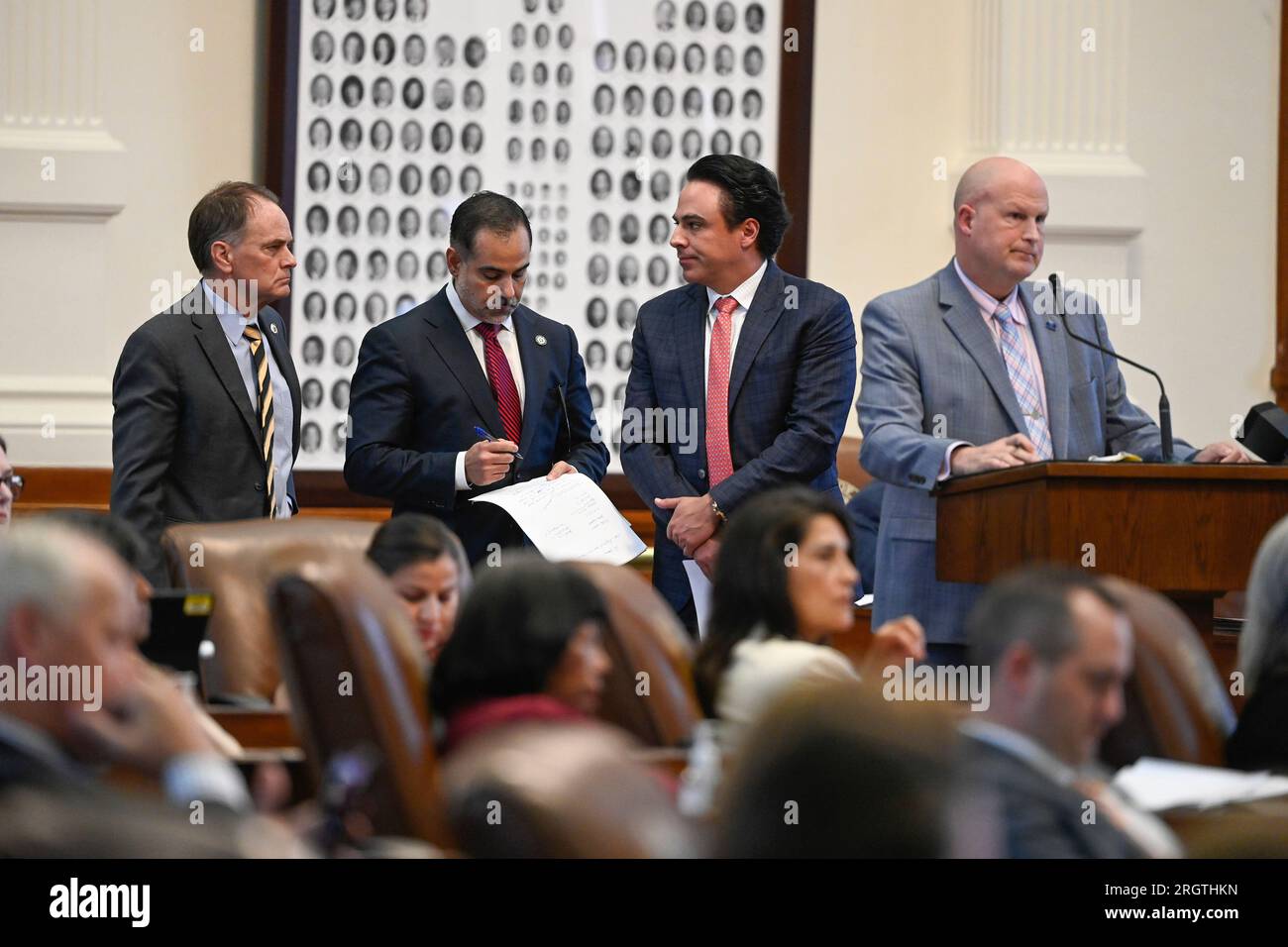 Von links nach rechts, Reps. STEVE TOTH, EDDIE MORALES, Jr., TERRY ...