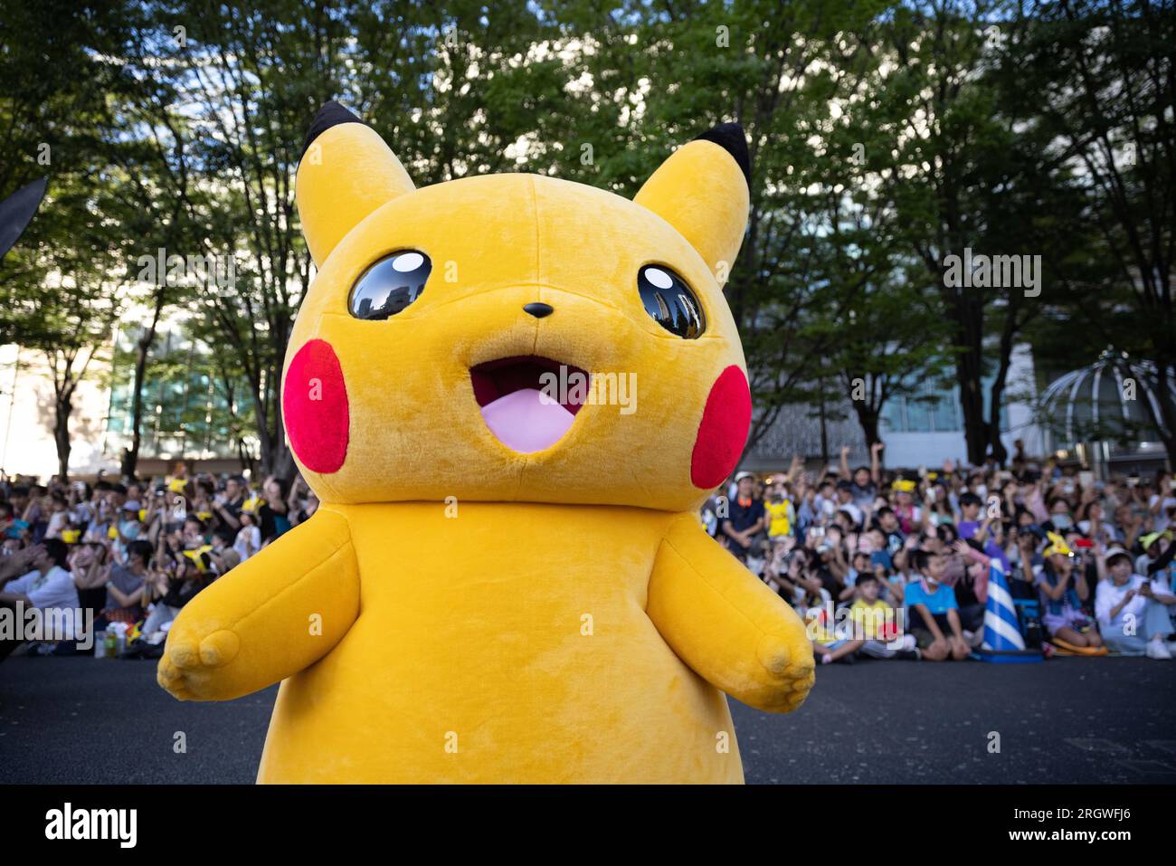 Yokohama, Japan. 11. Aug. 2023. Pikachu tanzt vor Kindern und ihren Eltern bei einer Parade bei ...