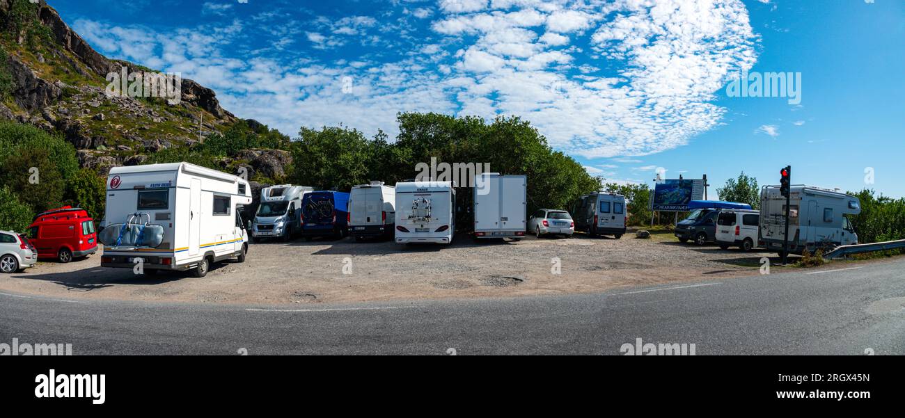 Wohnmobile in den Inselgruppen der Lofoten im arktischen Norwegen, den ...
