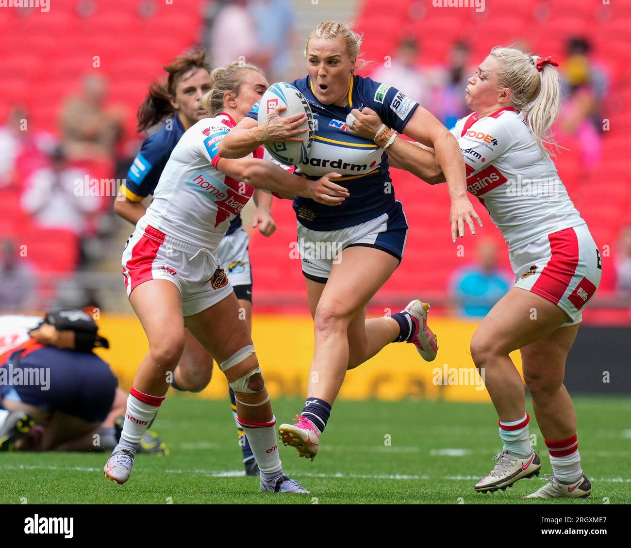 Amy Hardcastle #11 von Leeds Rhinos bricht vorbei an Shona Hoyle #8 von ...