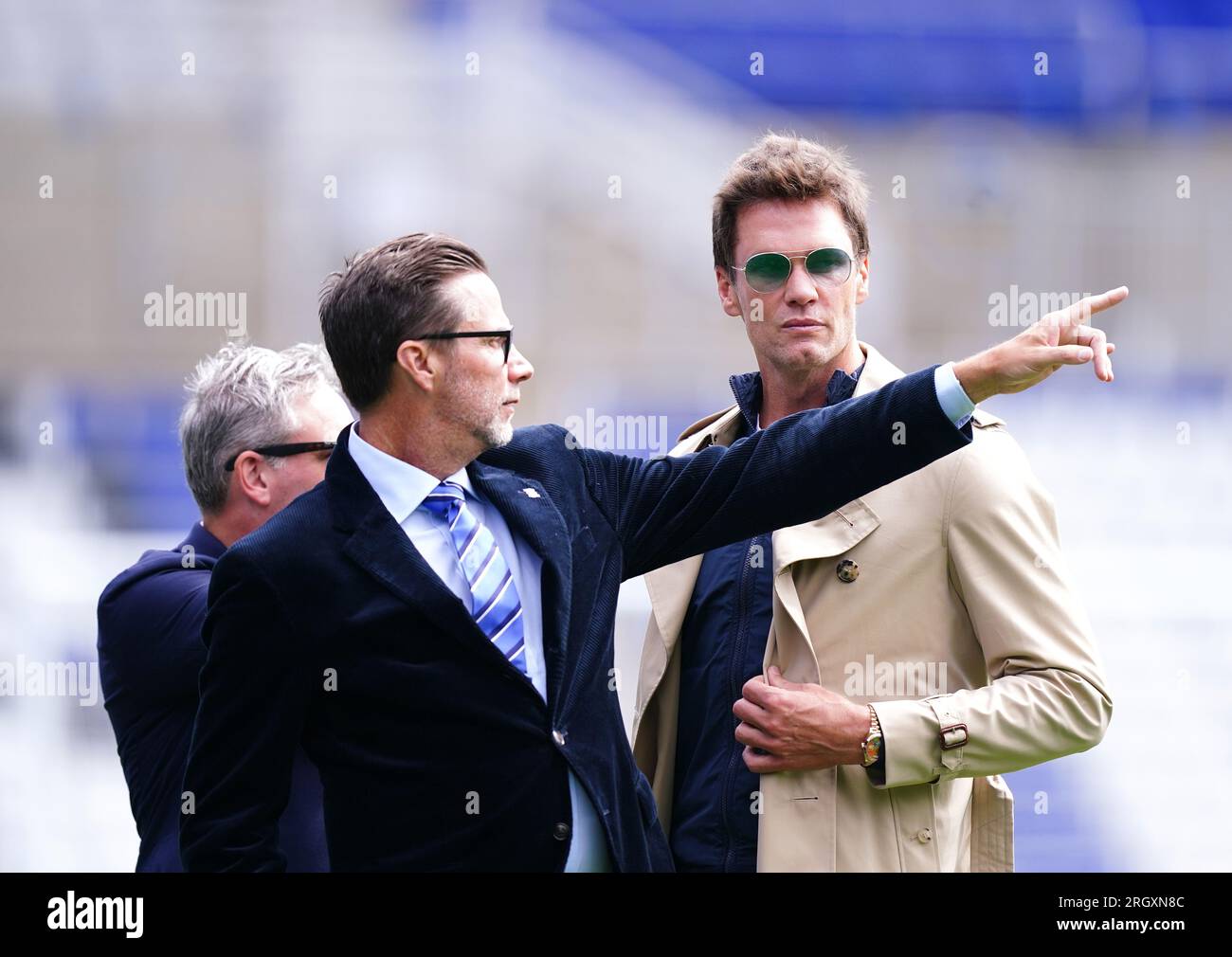 Birmingham City Director Matt Alvarez und Miteigentümer Tom Brady vor ...
