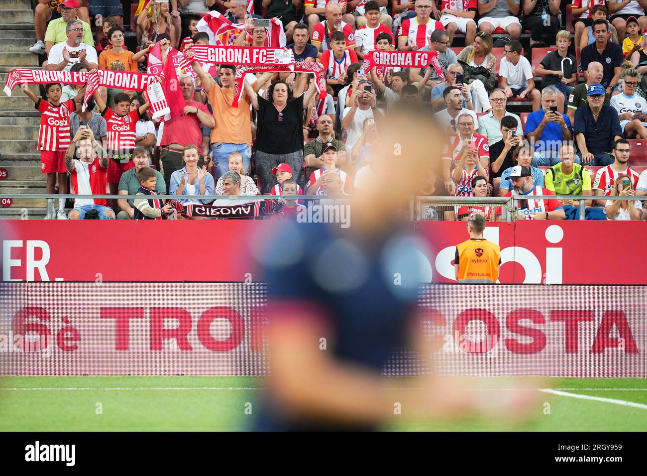 Girona-Fans mit Schals während des Costa Brava Cup-Spiels zwischen dem ...