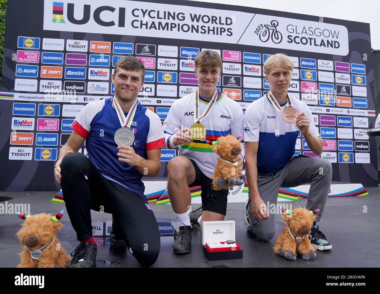 Die Großen Briten Oliver Weightman (Zentrum) mit seiner Goldmedaille ...