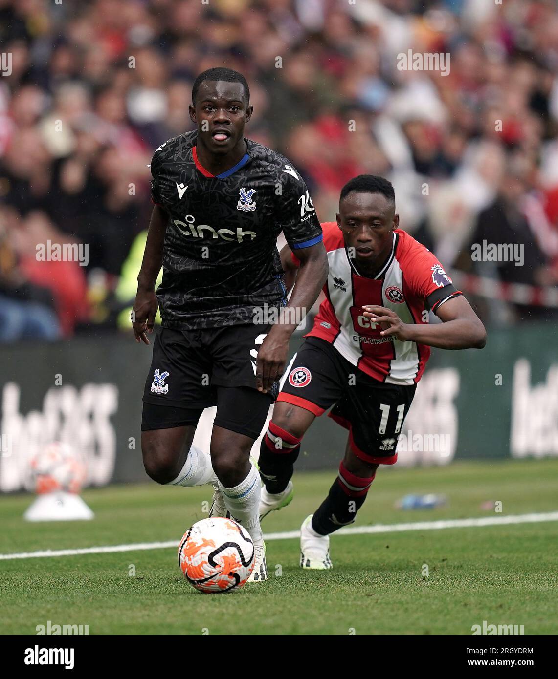 Tyrick Mitchell von Crystal Palace und Benie Traore von Sheffield ...